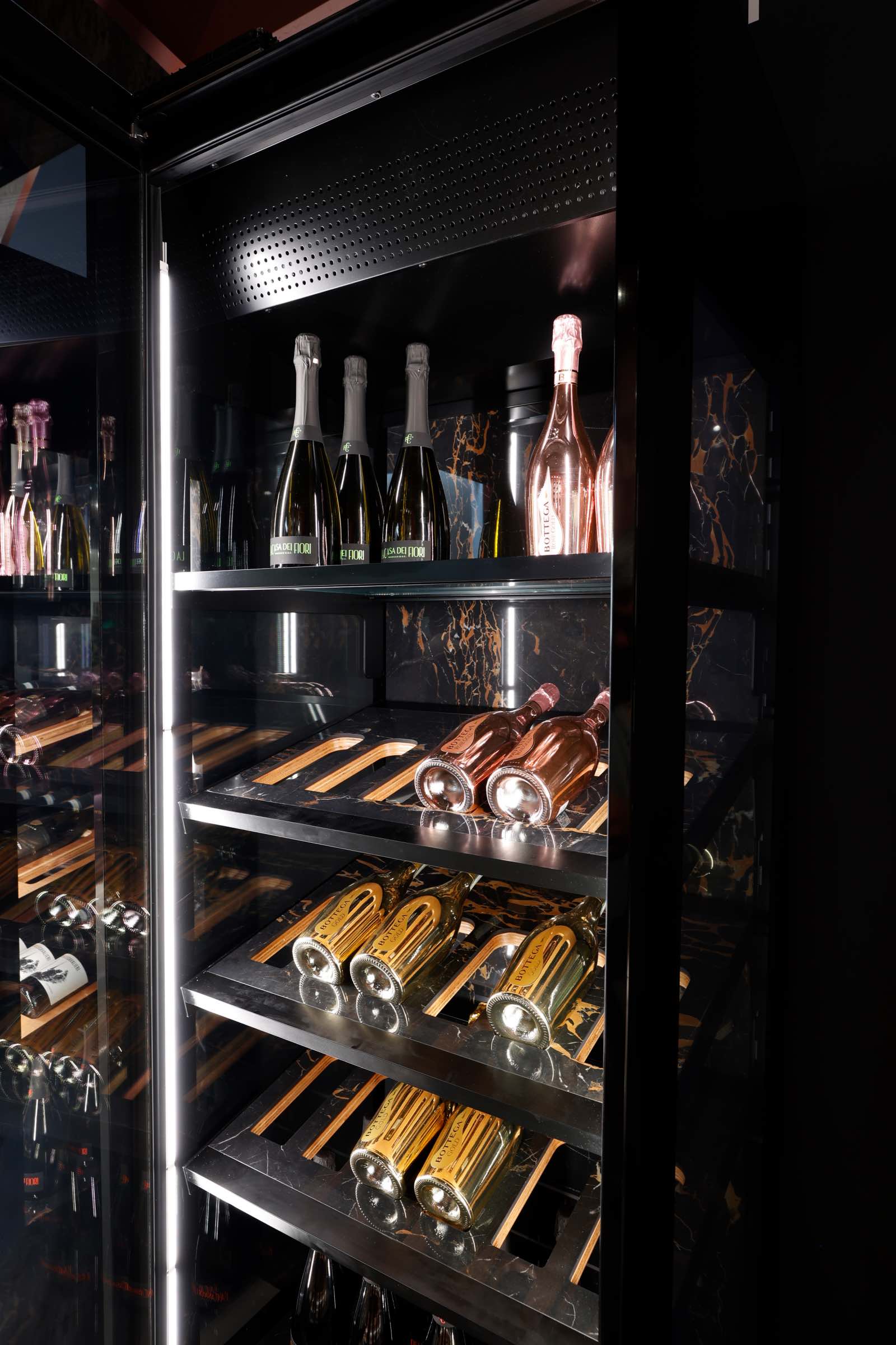 Totem Wine: refrigerated wine cabinet